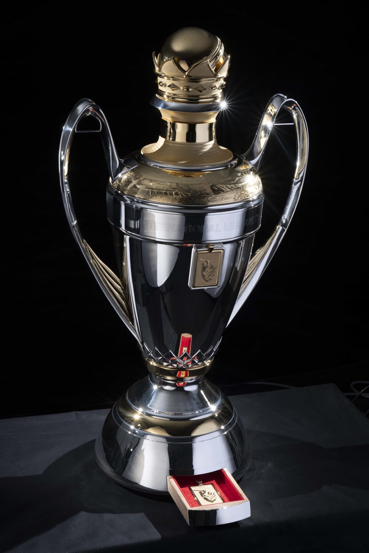 The SA20 Trophy, created by Thomas Lyte, has been unveiled. : r/Cricket